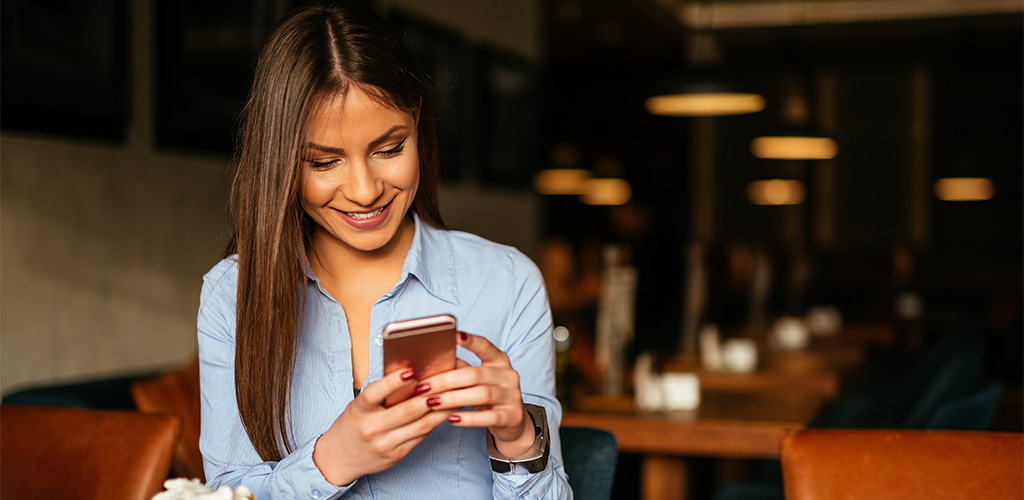 How to Text an Older Woman You Like and Keep Her Interested